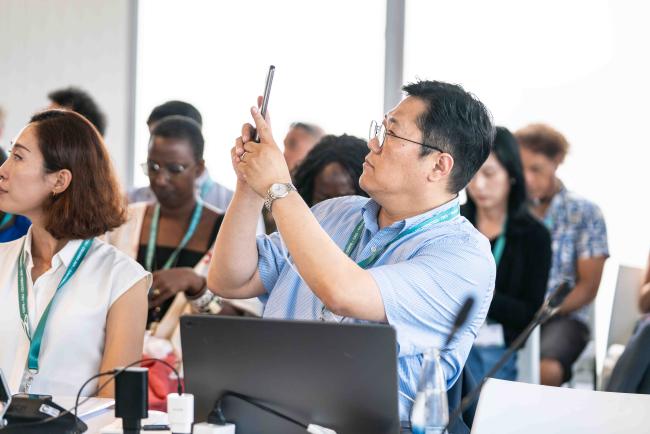 participants use their phones to engage in digital surveys - FERI ...